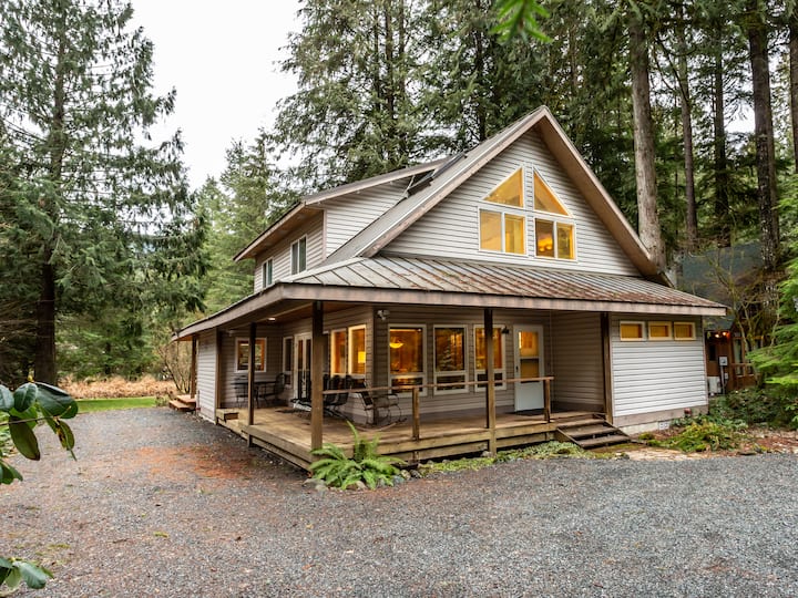 Luxury Getaways 3 Bdr W/ Hot Tub + Gas Fireplace - Glacier, WA