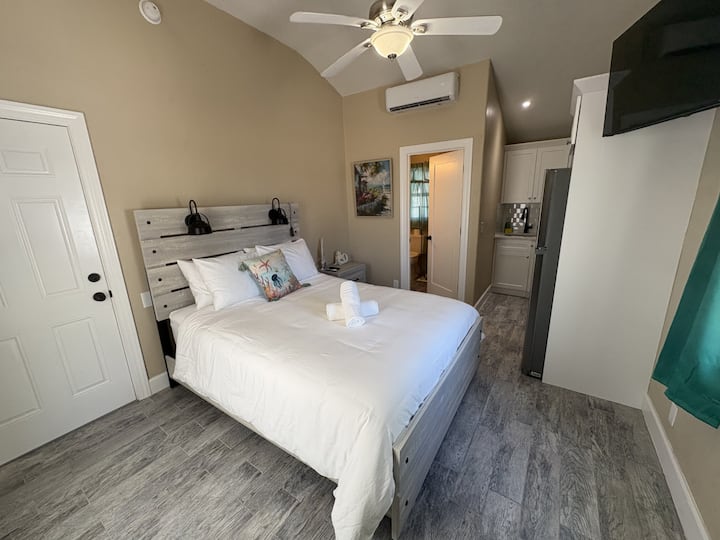 Poolside Renovated Studio W/ Full Kitchen #1 - St. 피트 비치