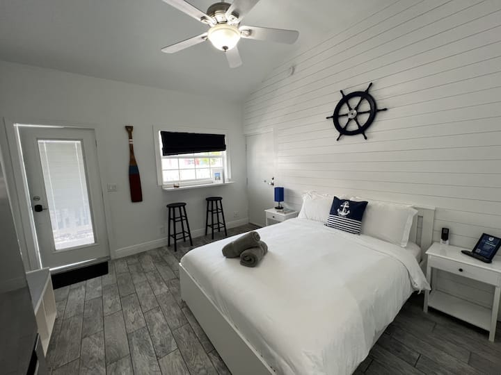 Newly Renovated Beach Studio W/ Pool View #3 - Treasure Island, FL