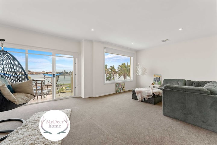 Amazing Lake View Family-friendly Holiday Home - Port Adelaide