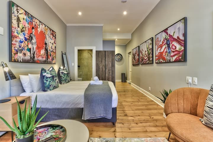 Sassy Studio With Large Balcony Near The Beach - Fokváros