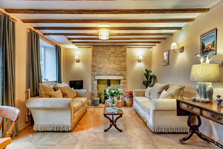 Sleeps 6+1 Cotswold Holiday Home - Holly Cottage - Bourton-on-the-Water