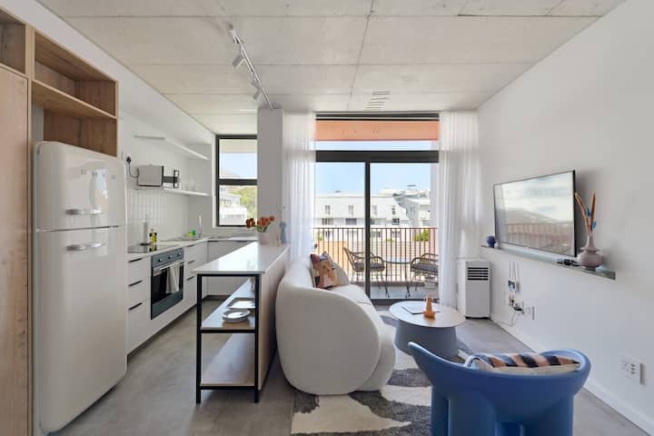 Stunning Sea Point Apt: Pool & Ocean Escape - Cidade do Cabo