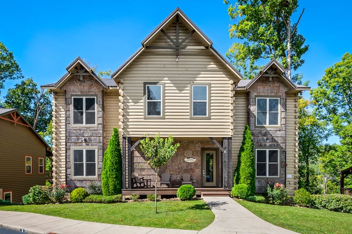 Gatlinburg Cabin Sleeps 56, Hot Tub, Shared Pool - Gatlinburg, TN