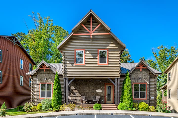 Luxury Cabin Sleeps 46 With Hot Tub & Pool Access - Gatlinburg, TN