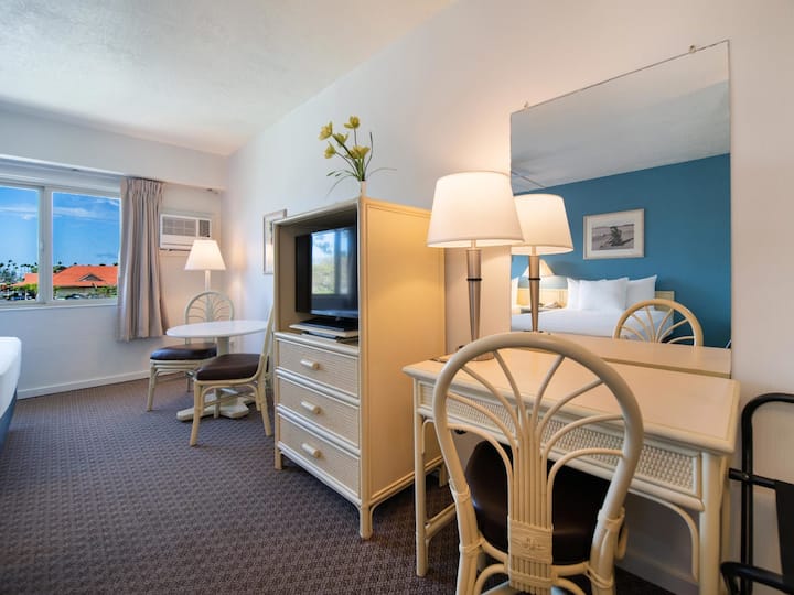 Harborfront Location! Onsite Pool, Near The Beach! - Maui, HI