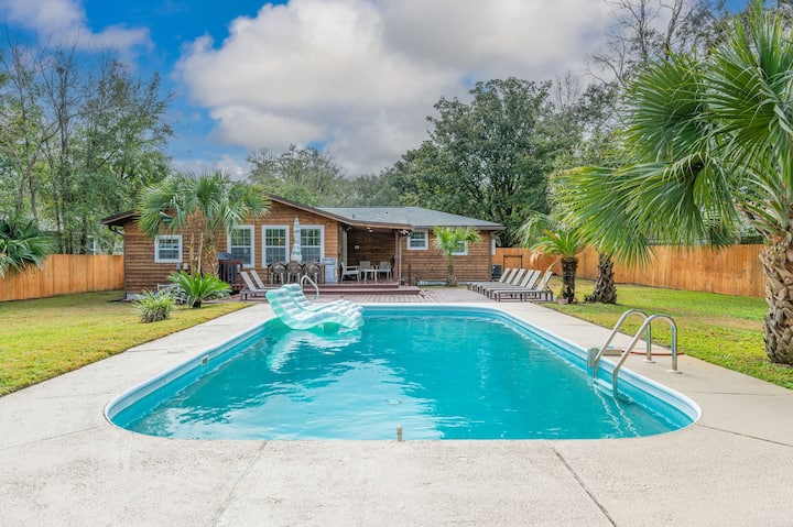 Beautiful Renovated Cottage. Big Backyard W/ Pool - Fort Walton Beach, FL