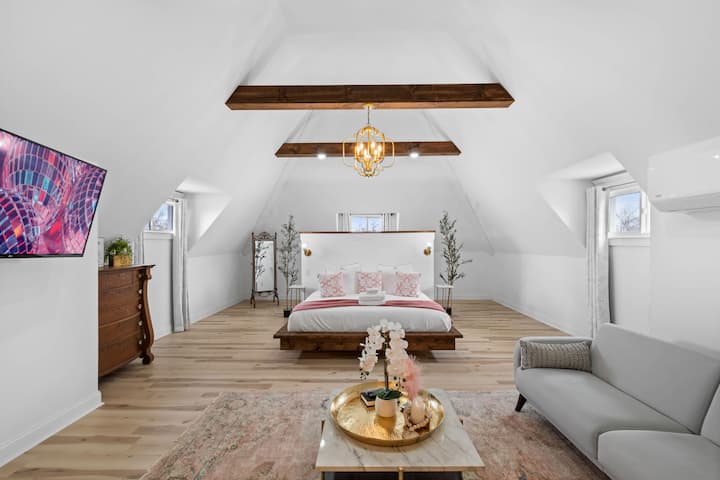 New! The Something Borrowed Mansion W/ Hot Tub - New Albany, IN