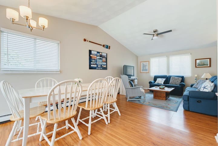 Free State Beach Pass, Bright Bonnet Retreat! - Narragansett, RI