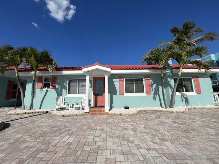 Beach Front Renovated Cottage #8 - St. 피트 비치