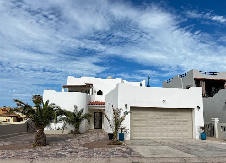 Sandy Beach House: Gated, Pet-friendly, Steps To B - Puerto Peñasco