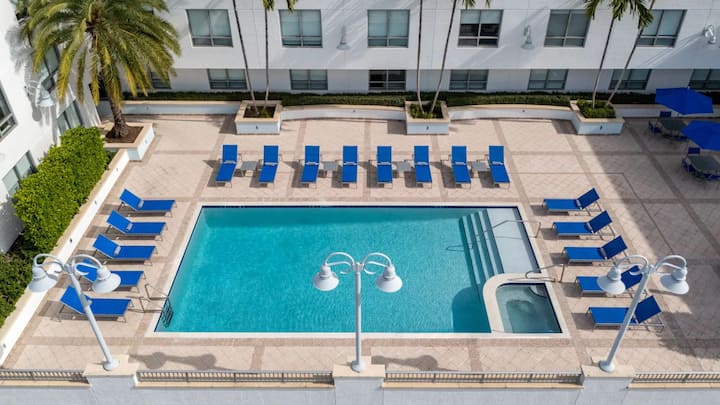 Near Delray Public Beach + Free Breakfast & Pool - Boynton Beach, FL