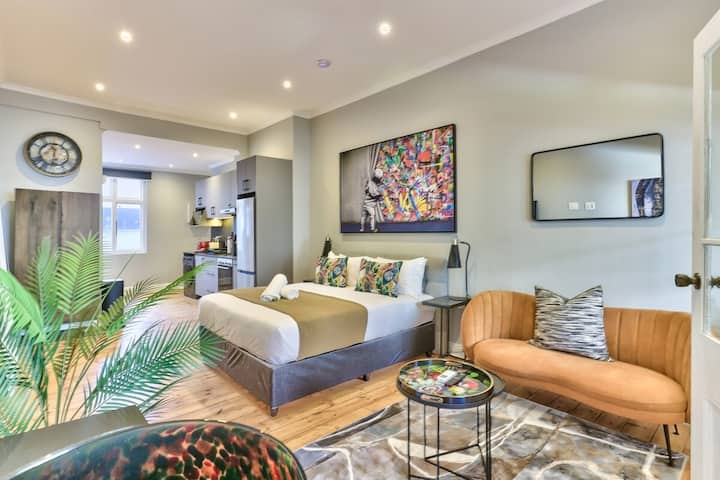 Stylish & Quirky Home & Large Balcony Near Ocean - Camps Bay