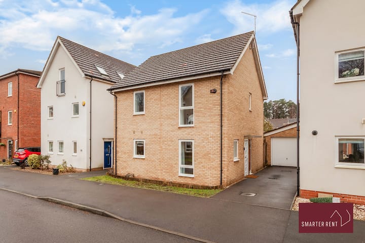 Bracknell - Garden, Parking, 4bed - Bracknell