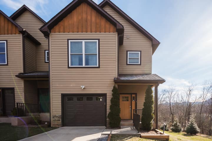 Modern Mountain Townhome - Black Mountain, NC