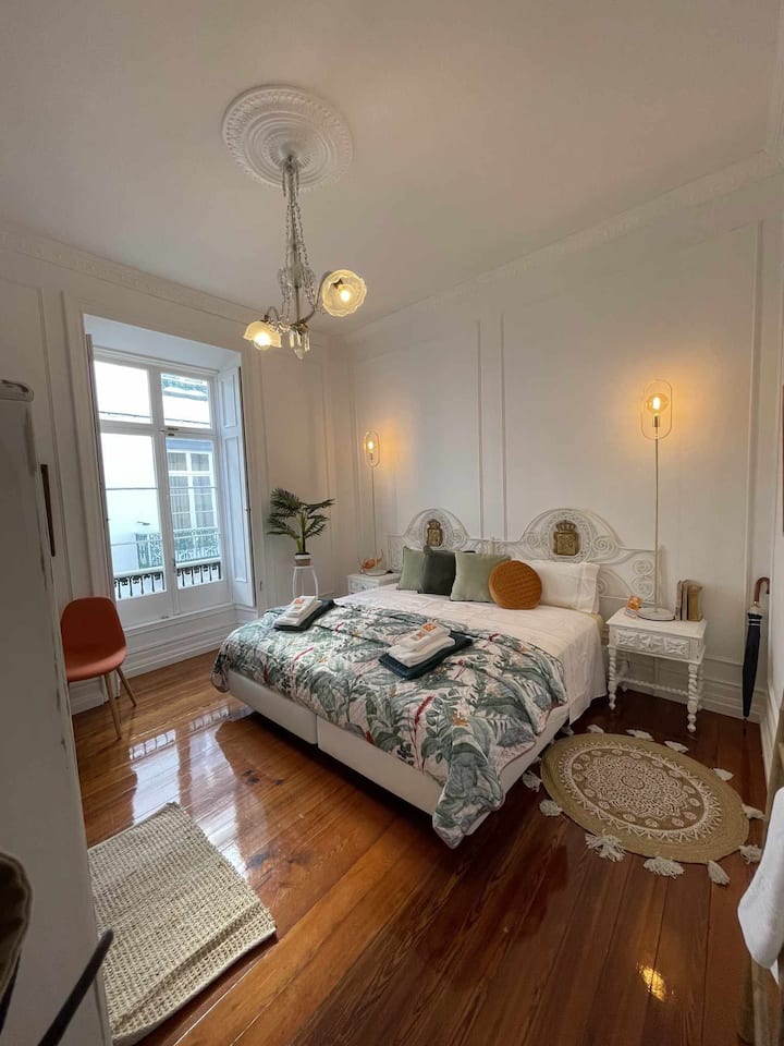 Door 5 King Room Private Balcony Street View - Ponta Delgada