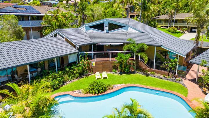 Diggers Beach Surf House - Pool, Pets, Sleeps 10 - Coffs Harbour