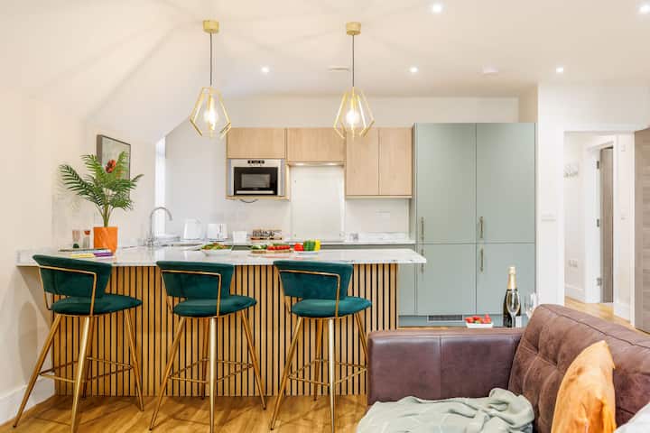 Penthouse 2-bed Apt W/ Sea Views, Parking & Wi-fi - Bournemouth