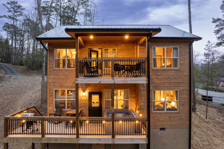 2x Decks 2x Family Rooms, Ez Drive, Pets, Hot Tub! - Pigeon Forge, TN