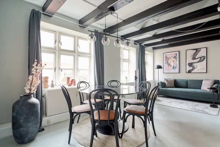 Unique 2-bedroom Apt W/loft And Exposed Beams - Copenhaguen