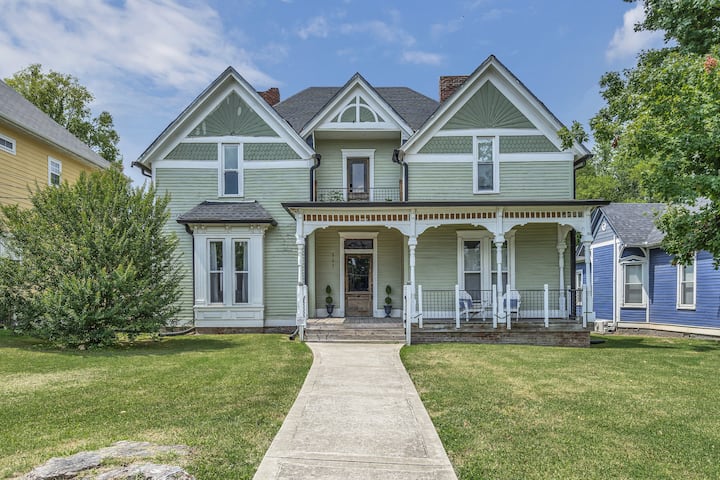 Ross & Ashley's Retreat (117 Marion St, #4) - Clarksville, TN