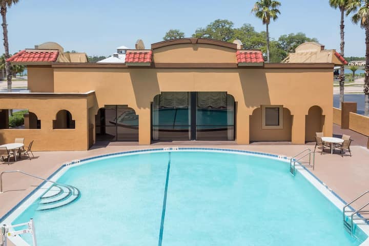 Beach Vacay! 2 Pet-friendly Rooms, Pool, Parking - St. Augustine Beach, FL