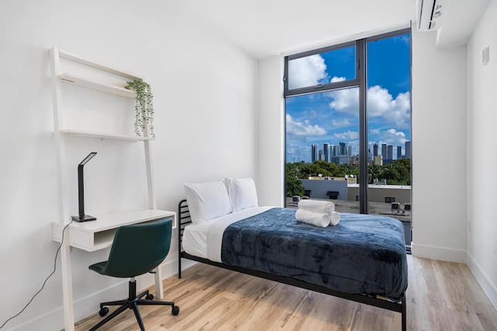 Pastel Private Bed & Bath | City Views, Roof Deck - Miami, FL