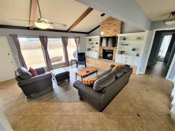 Modern Spacious Gaming Residence - Edmond, OK