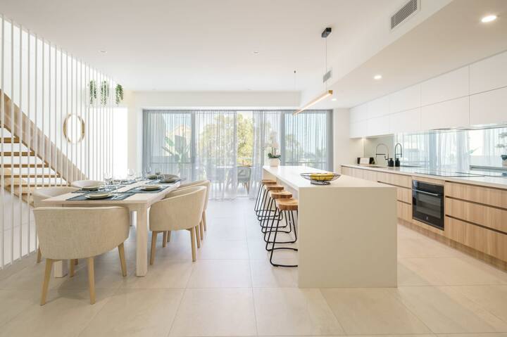 Ocean Views & Lift - 3 Level Luxury Townhouse - Golden Beach
