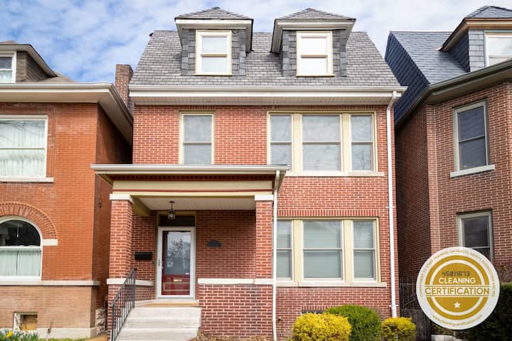 Polished Family Home In The Perfect Location - Saint-Louis, MO