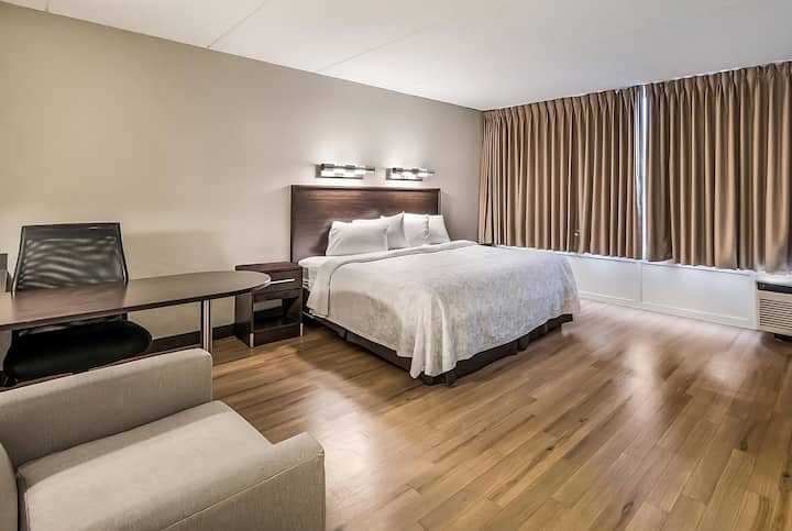 Prime Location! Unit W/ Parking, Pet-friendly! - Lexington, MA