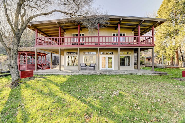 Pet-friendly Grants Pass Home W/ Hot Tub! - Grants Pass, OR