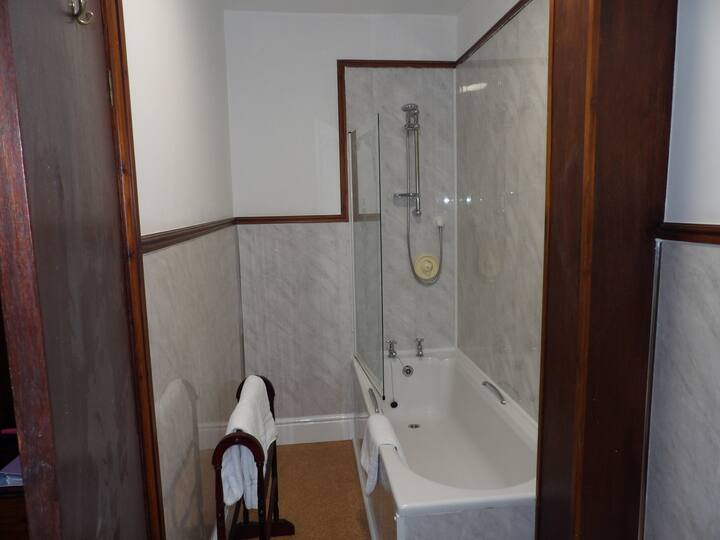 Twin En-suite Room At The Bull Hotel - Benllech