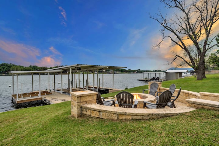 Heron's Rest-lakefront | 1 Boat & Jet Ski Lift - Kingsland, TX