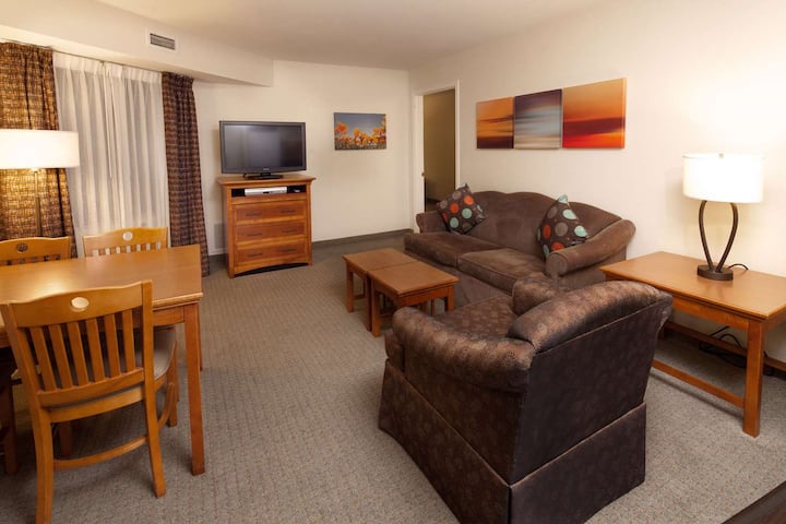Lounge By The Pool! Pet-friendly Property! - アービング, TX