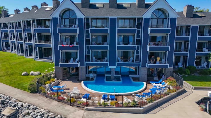 112 Edgewater Inn - Charlevoix, MI