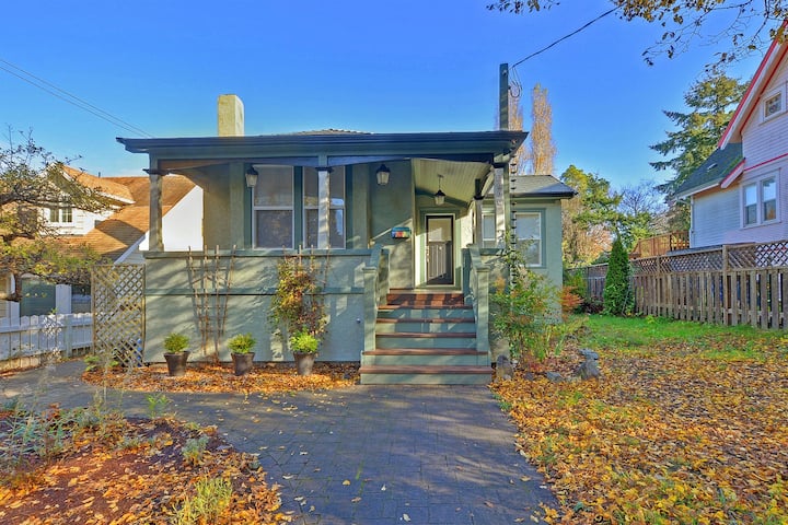 #122 Belmont Ave - Full Three Bedroom House - Victoria