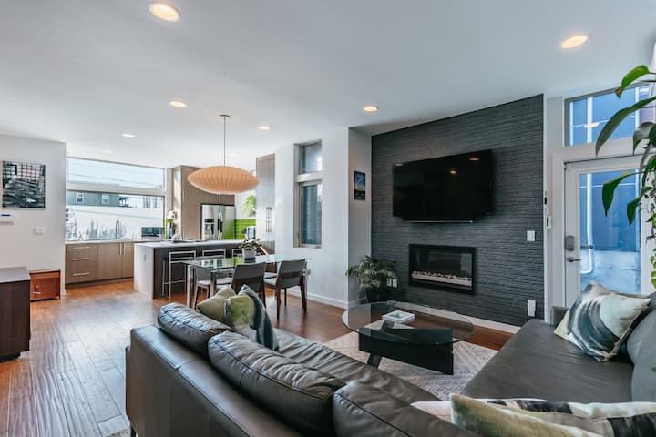 Awesome Location - Private Hottub & Sauna - Seattle, WA