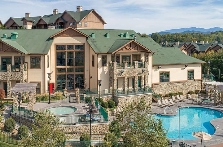 Panoramic Smoky Mountain Views, Spacious Suites, F - Sevierville, TN