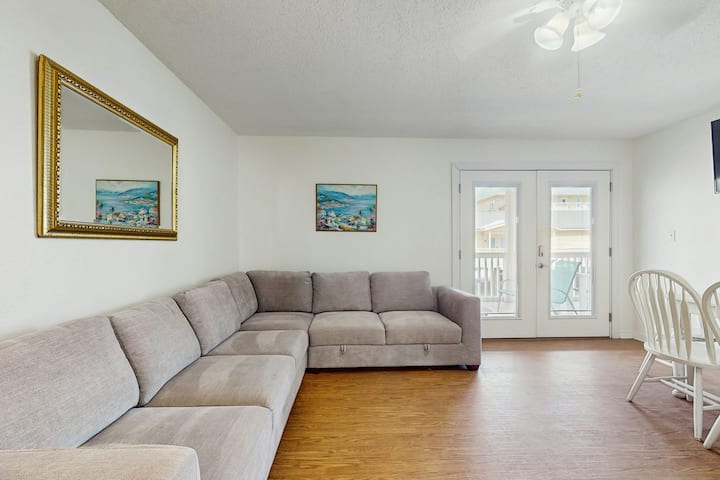 Bright 1br | Near Beach | Deck | Pool Access - Gulf Shores, AL