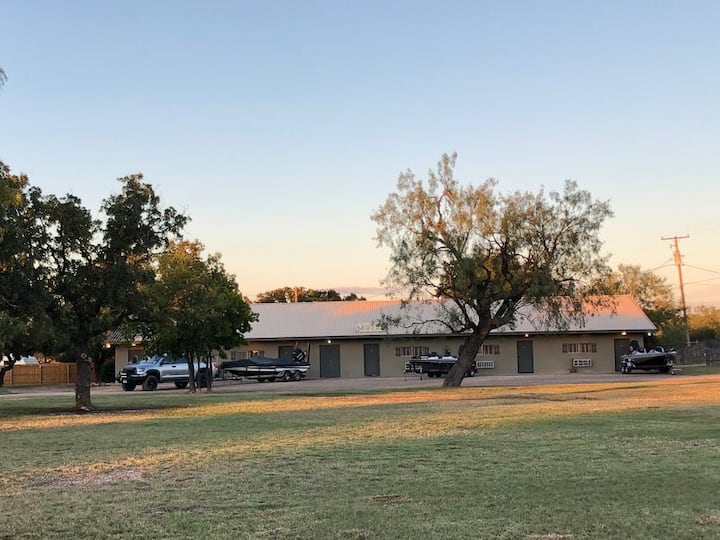 Lakeside Double Room W/ Kitchen - Breckenridge, TX