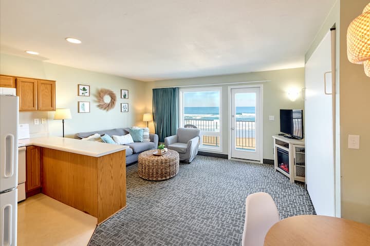 Great Views! Sleeps 6! Pool, Kitchen, Free Wi-fi! - Lincoln City, OR