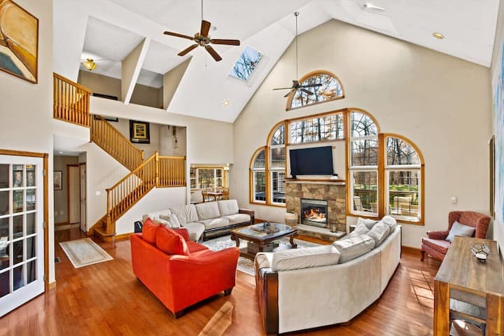 Game Rm, Hot Tub, Pet Friendly, Fire Pit & More! - Pocono Lake, PA