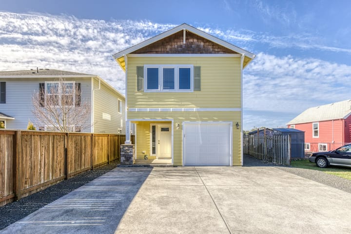 3br Riverfront Home With Fireplace & Balcony - Seaside, OR