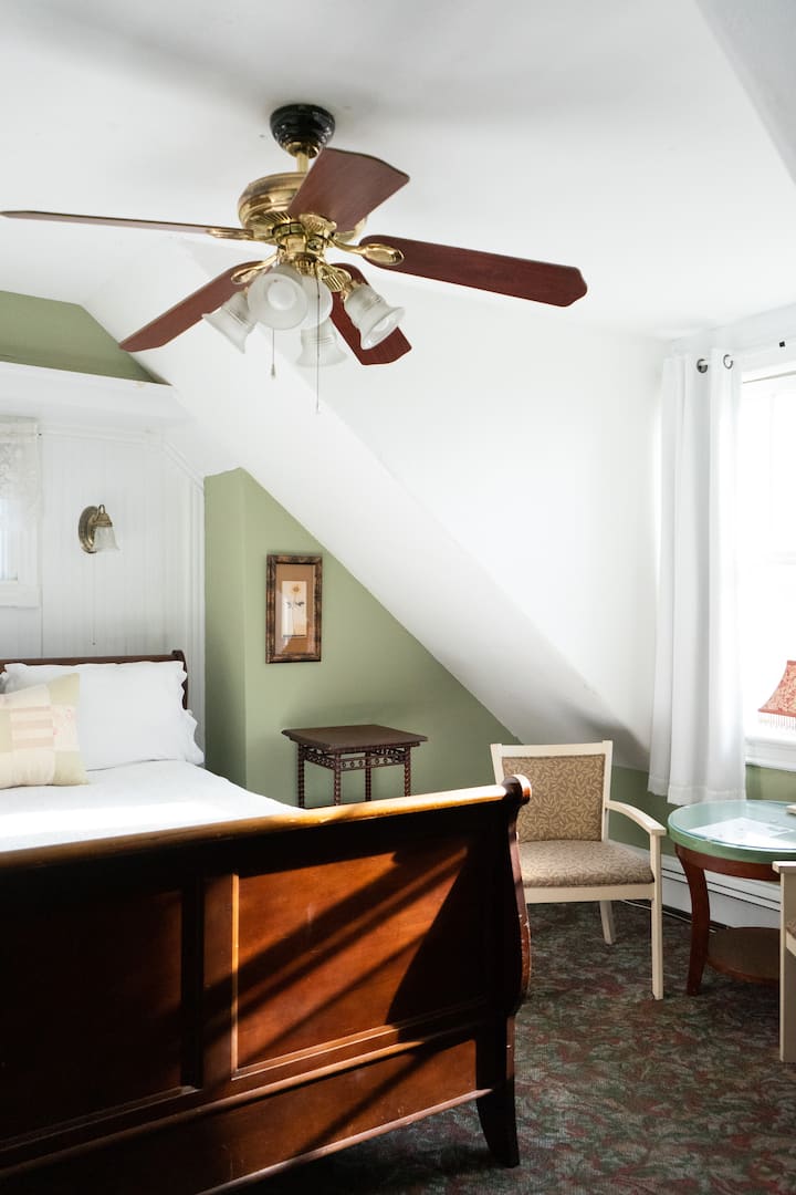 Dormer House - Sleigh Room - Cape May, NJ