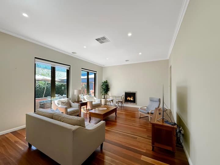 Classic Meets Modern In Central Wagga - 와가와가