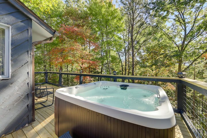 Hot Tub, Deck & Games: Gatlinburg Mountain Cabin - Gatlinburg, TN
