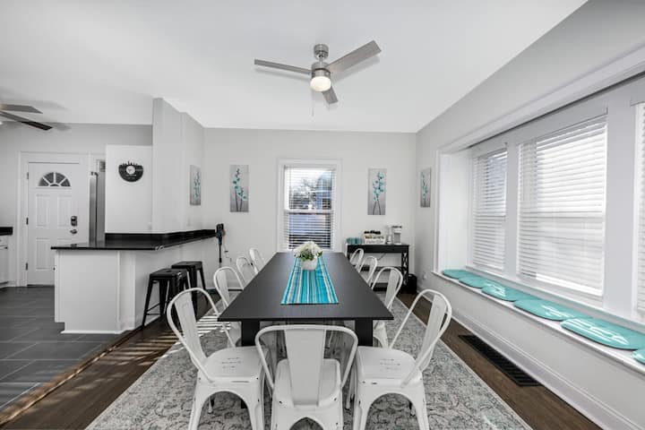 Large House| Turquiose | Upto 16 Guests! - Cleveland, OH
