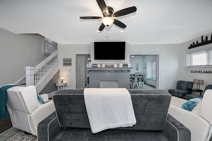 Large House| Turquiose | Upto 16 Guests! - Cleveland