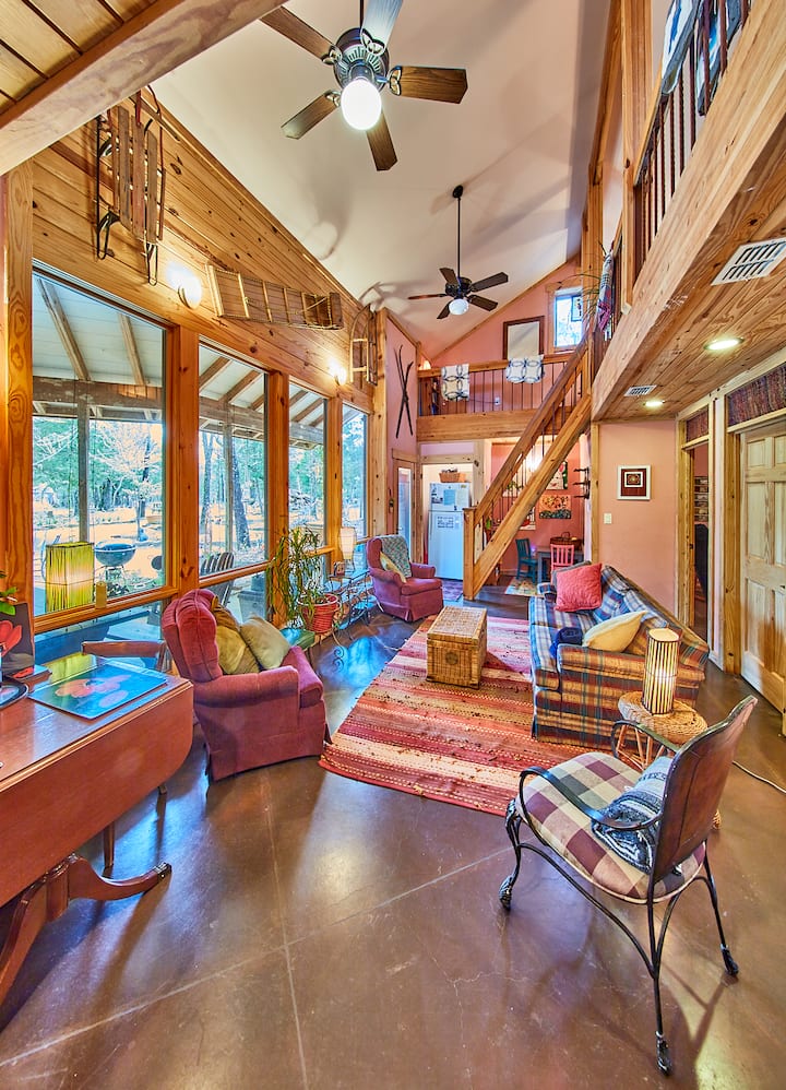 Cabin+lodge In Woods, Pet Friendly, Accessible - Chandler, TX